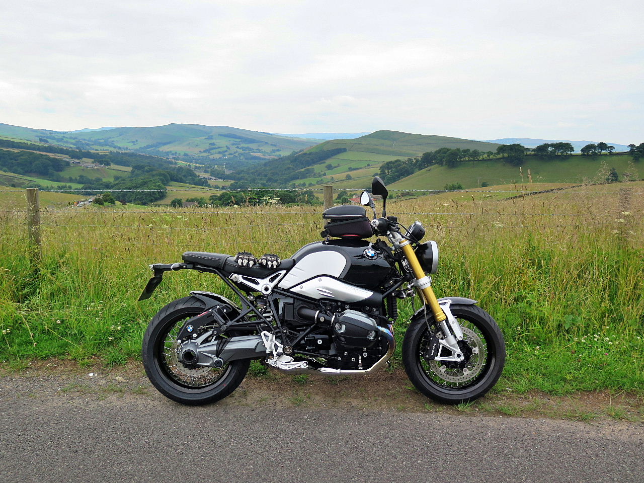 Back on the BMW RnineT – service and new rear tyre sorted - motorbikes.blog